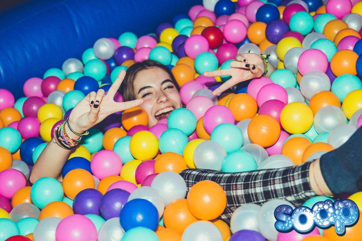 Our Guide To The Perfect Ball Pit Selfie - Large Ballpit Hire